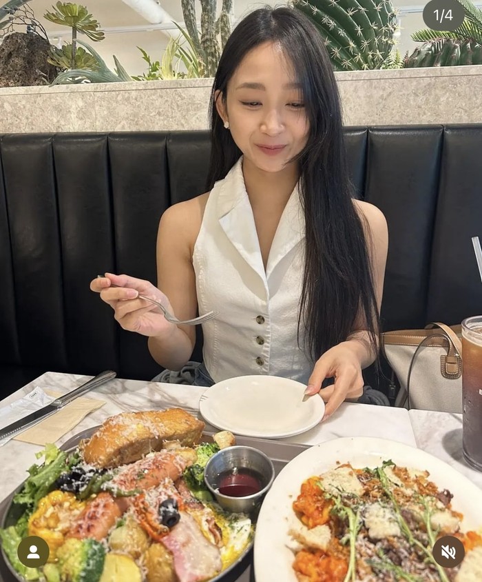 Cantiknya Dita Karang Saat Makan di Resto hingga Ngopi di Kafe