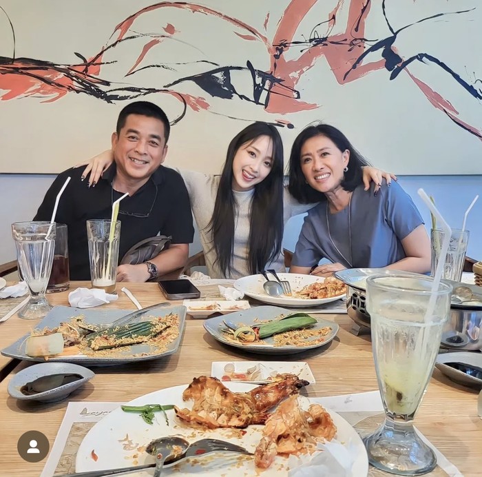 Cantiknya Dita Karang Saat Makan di Resto hingga Ngopi di Kafe