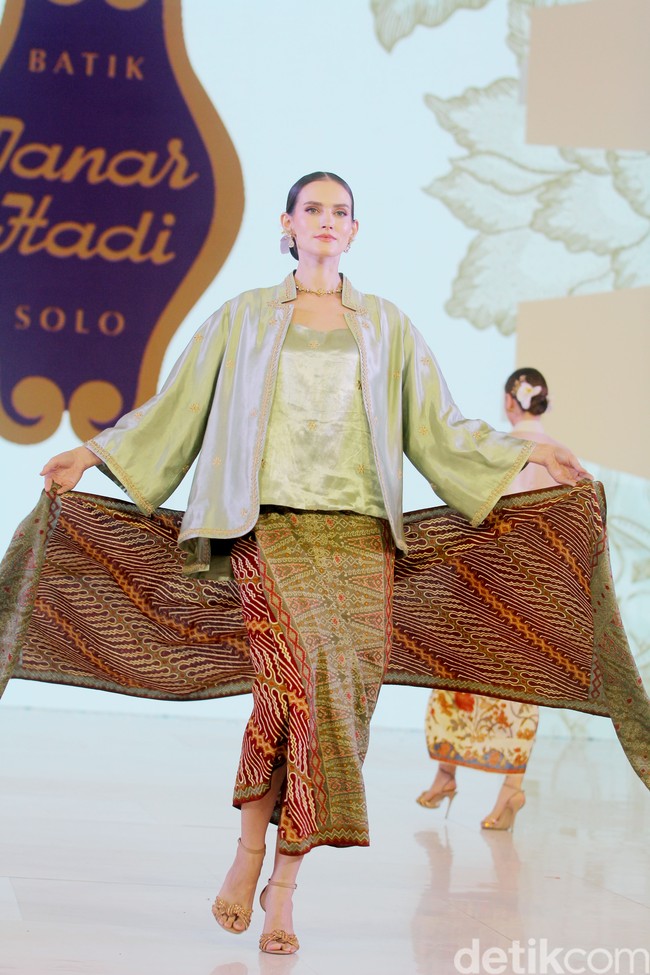 Foto: 10 Koleksi Batik 'Kembang Parang' di Fashion Nation Senayan City