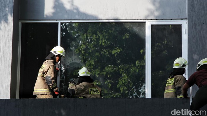 Foto 19 Damkar Dikerahkan Padamkan Kebakaran di Gedung Bakamla