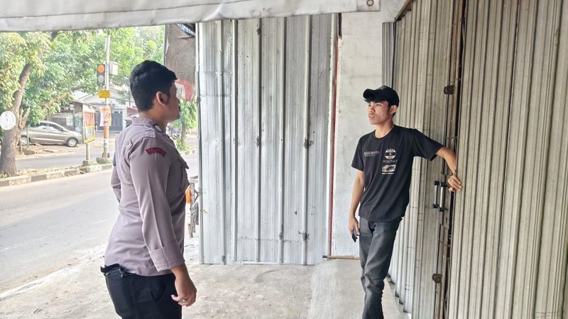 Polisi Cek Tkp Viral Maling Pecah Kaca Mobil Curi Tas Ransel Di Depok