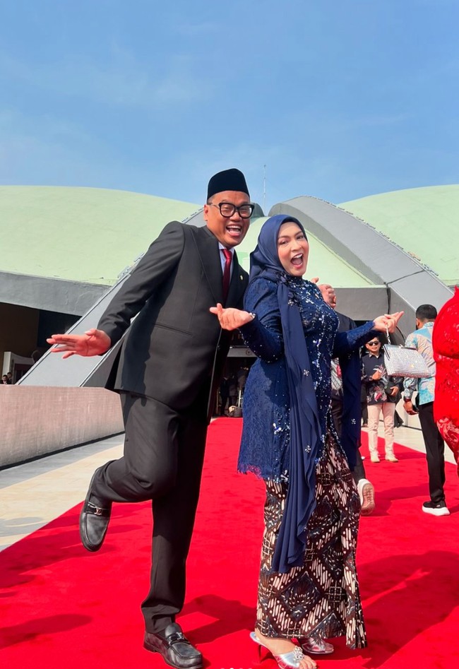 8 Gaya Uya Kuya & Istri Jadi Anggota DPR dan DPRD, Pamer Wajah Sumringah