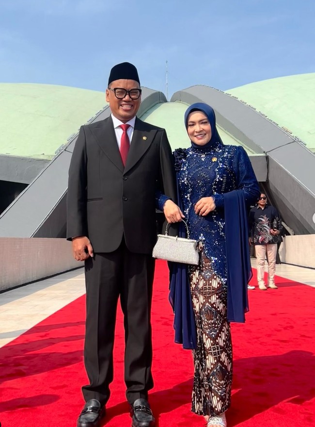 8 Gaya Uya Kuya & Istri Jadi Anggota DPR dan DPRD, Pamer Wajah Sumringah