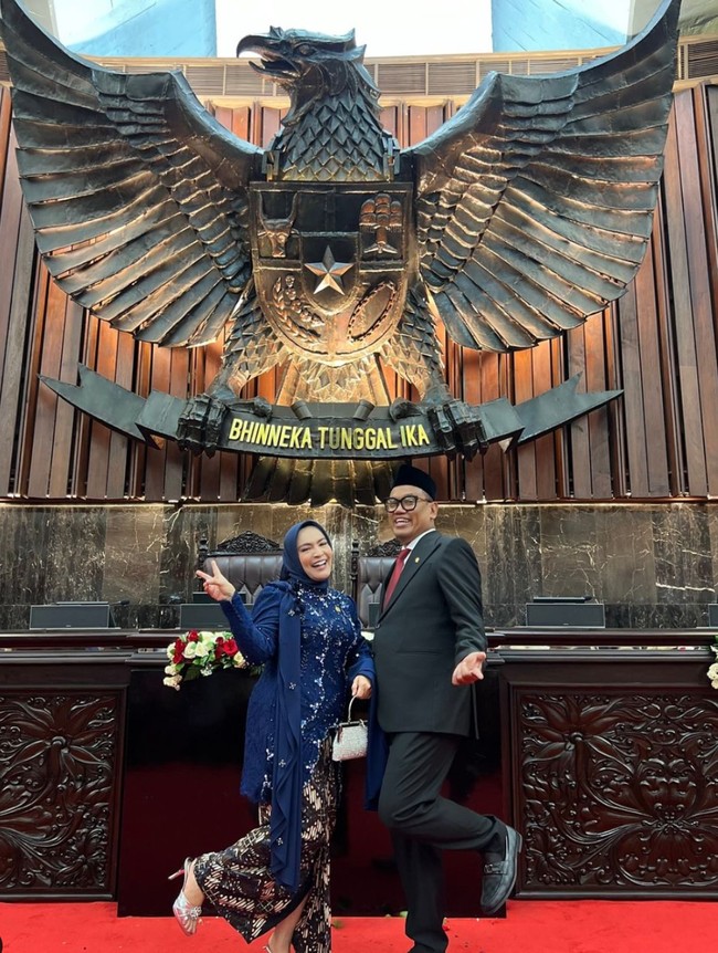 8 Gaya Uya Kuya & Istri Jadi Anggota DPR dan DPRD, Pamer Wajah Sumringah