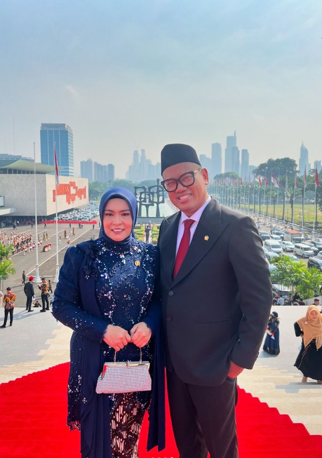 8 Gaya Uya Kuya & Istri Jadi Anggota DPR dan DPRD, Pamer Wajah Sumringah