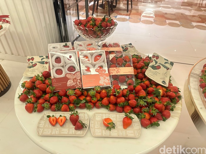 Istimewa! Kue dan Pastry Serba Pink Meriahkan Afternoon Tea di Sini