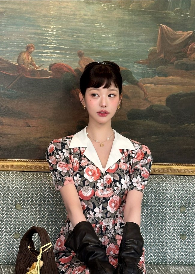 7 Gaya Vintage Jang Wonyoung IVE di Show Miu Miu, Bak Audrey Hepburn