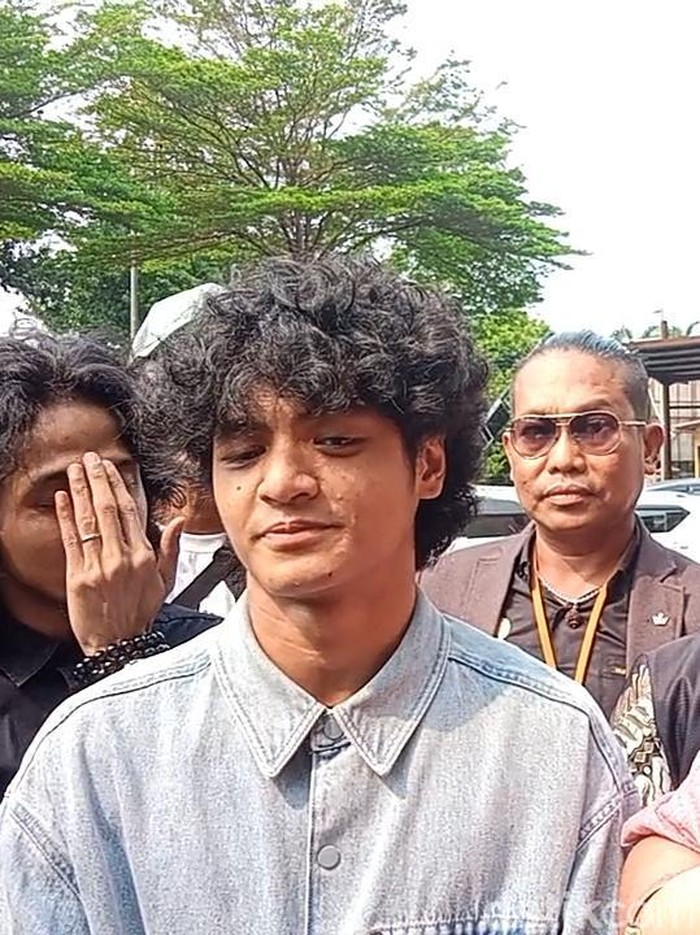Senyum Tipis Vadel Badjideh Penuhi Panggilan Polisi soal Anak Nikita ...