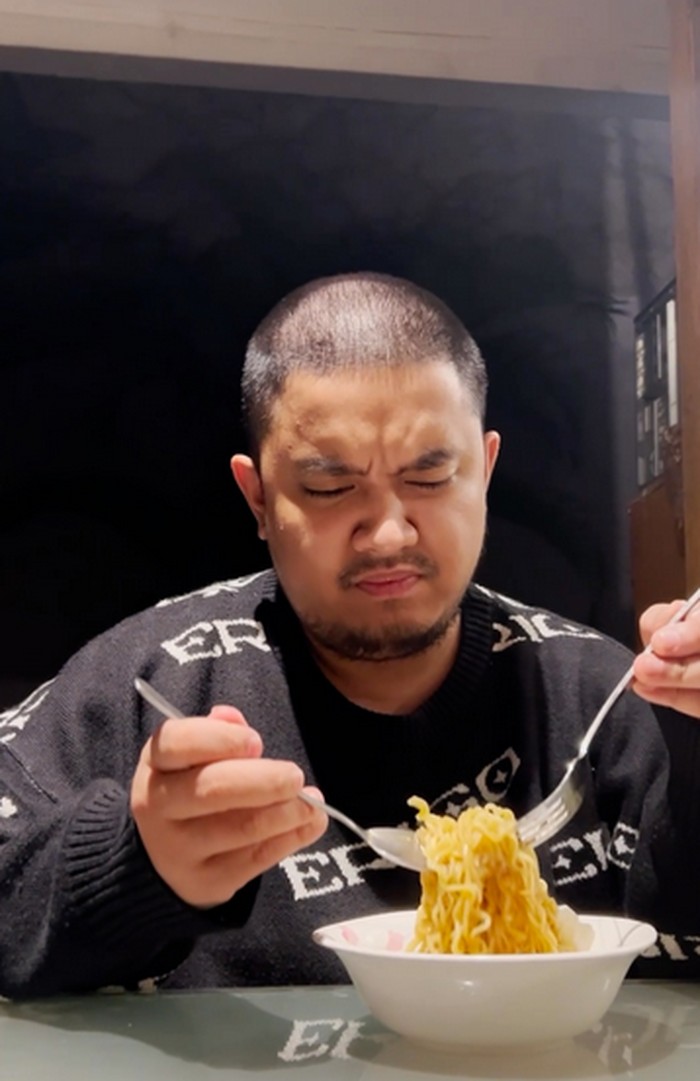 Seru! Gaya Oza Rangkuti Saat Makan Pizza hingga Ramen Jepang