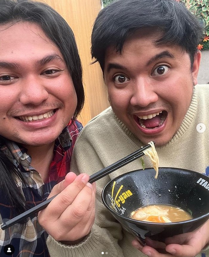 Seru! Gaya Oza Rangkuti Saat Makan Pizza hingga Ramen Jepang
