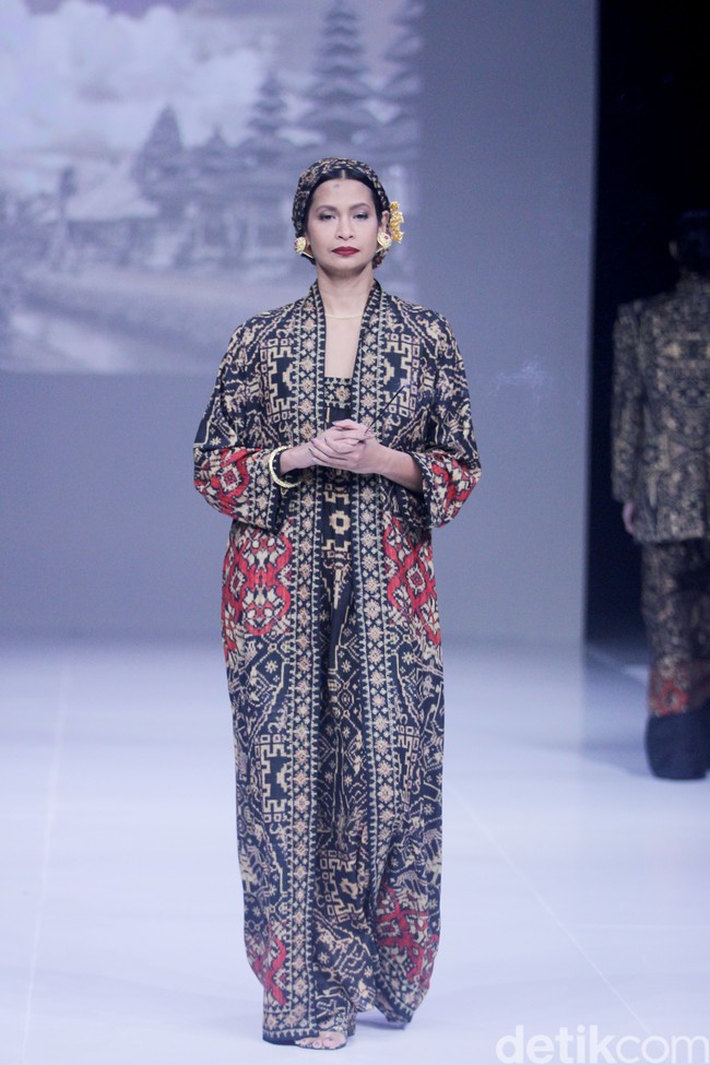 10 Koleksi Ghea Panggabean Rayakan 45 Tahun Berkarya, Angkat Tenun Bali