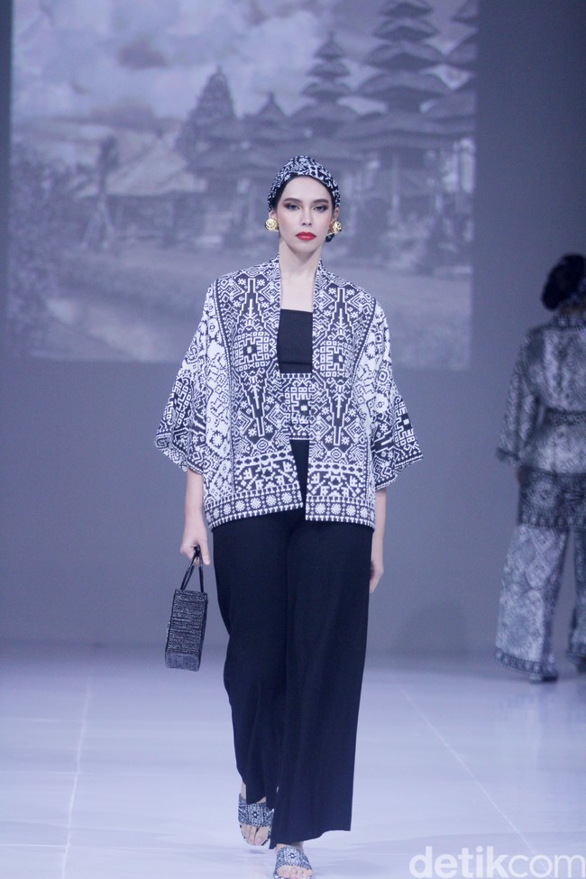 10 Koleksi Ghea Panggabean Rayakan 45 Tahun Berkarya, Angkat Tenun Bali