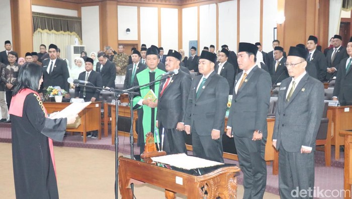 4 Pimpinan DPRD Gresik Dilantik, Syahrul Munir Jadi Ketua 4 Pimpinan DPRD Gresik Dilantik, Syahrul Munir Jadi Ketua