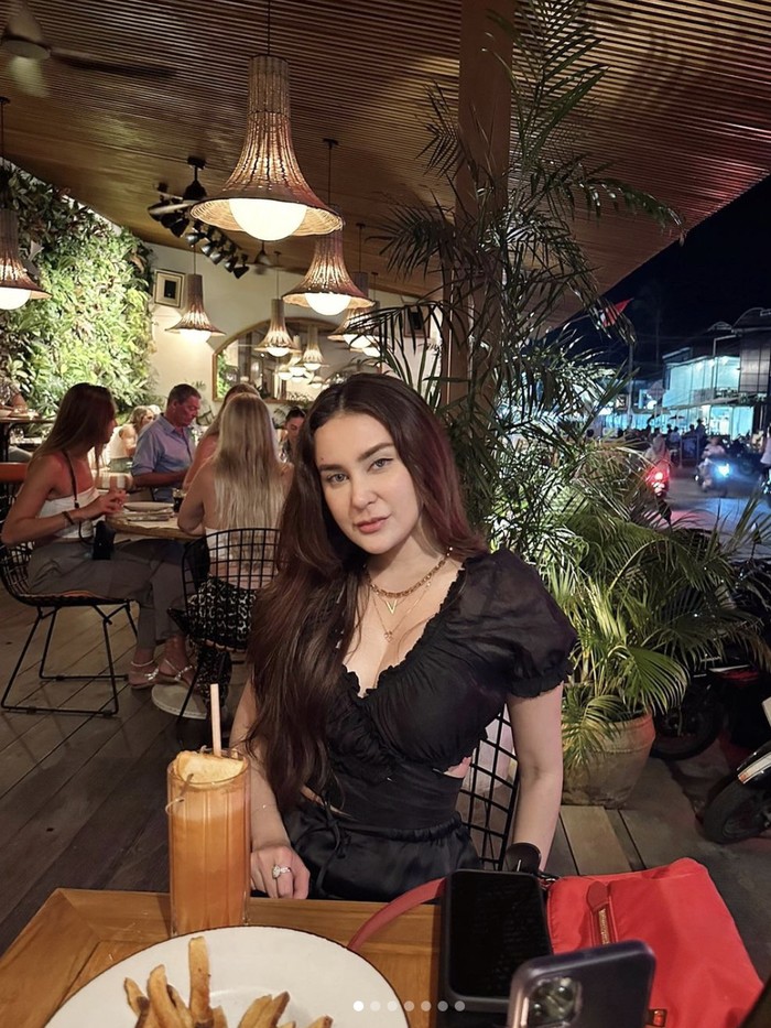 Sebelum Melahirkan, Vicy Melanie Kulineran Romantis Bareng Kevin Aprilio