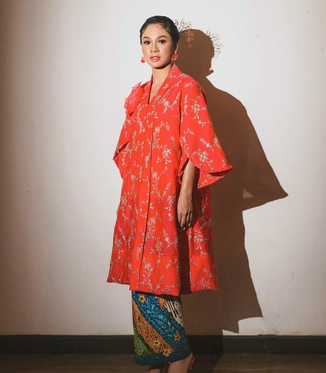 7 Inspirasi Kebaya Kimono ala Artis, Unik Padukan Klasik dan Futuristik