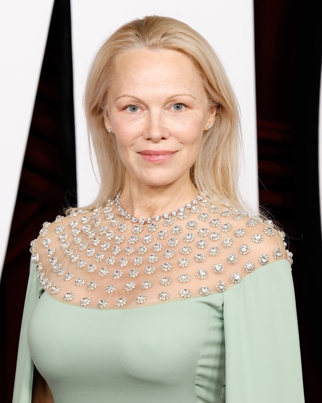 7 Foto Pamela Anderson dengan Makeup Minimalis, Alis Segaris
