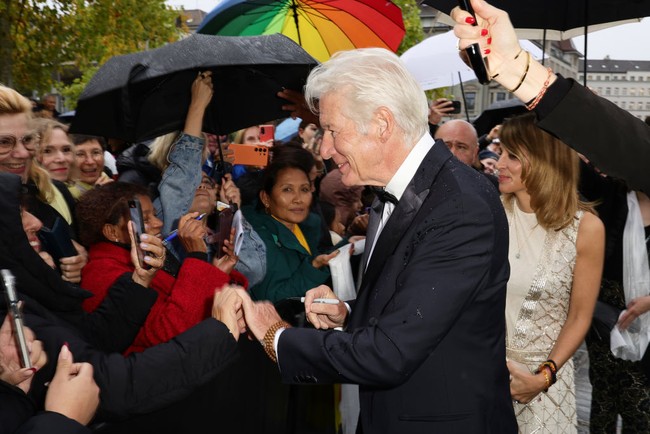 7 Momen Mesra Richard Gere dan Istri di Karpet Merah, Terpaut 34 Tahun