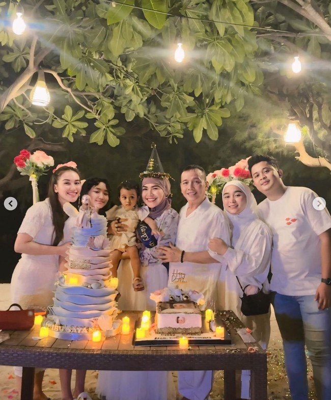 8 Gaya Simpel Tapi Mewah Ayu Ting Ting Liburan ke Pulau, Sandalnya Rp 12 Juta