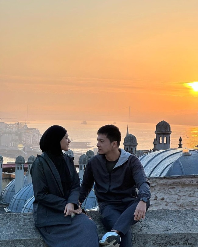 7 Foto Mesra Dimas Seto-Dhini Aminarti, Tetap Romantis Usai 15 Tahun Menikah