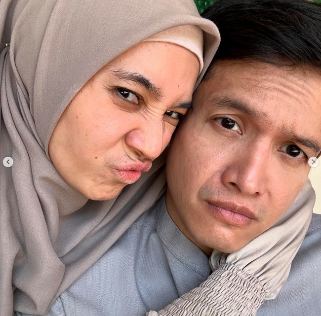 7 Foto Mesra Dimas Seto-Dhini Aminarti, Tetap Romantis Usai 15 Tahun Menikah