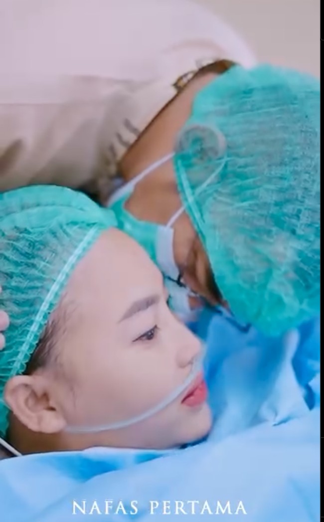 8 Foto Mpok Alpa Lahiran Anak Kembar Didampingi Suami, Penuh Haru