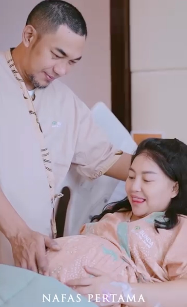 8 Foto Mpok Alpa Lahiran Anak Kembar Didampingi Suami, Penuh Haru