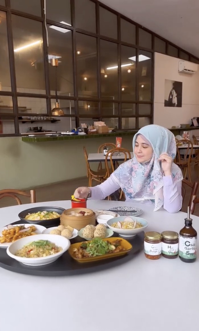 Potret Risty Tagor Kunjungi Pabrik Air Zam Zam hingga Ngopi di Kafe