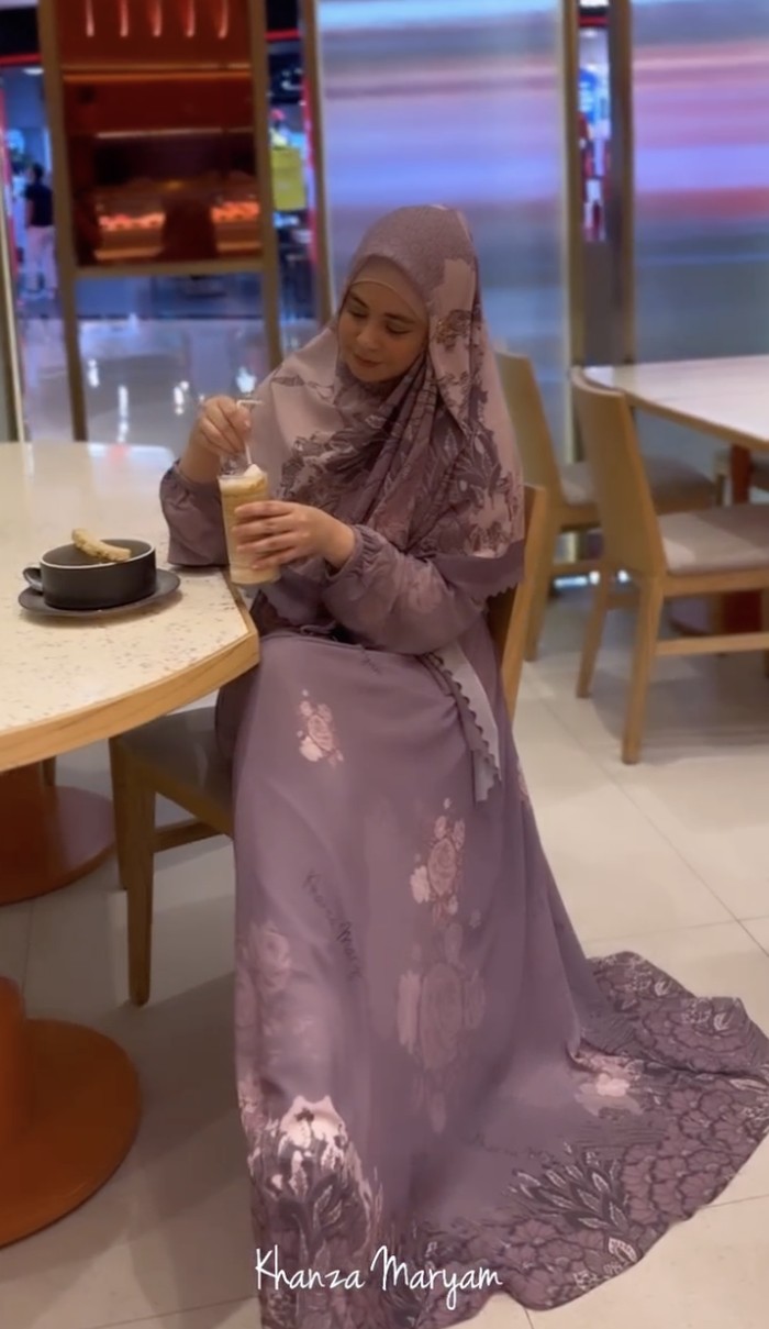 Potret Risty Tagor Kunjungi Pabrik Air Zam Zam hingga Ngopi di Kafe