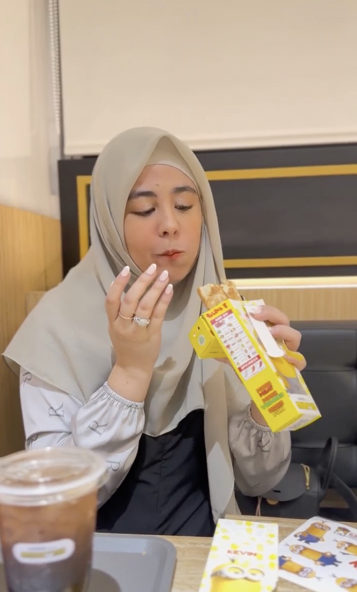 Potret Risty Tagor Kunjungi Pabrik Air Zam Zam hingga Ngopi di Kafe