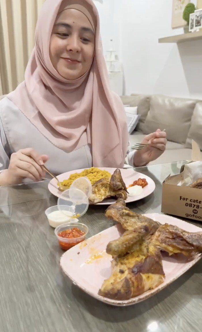 Potret Risty Tagor Kunjungi Pabrik Air Zam Zam hingga Ngopi di Kafe