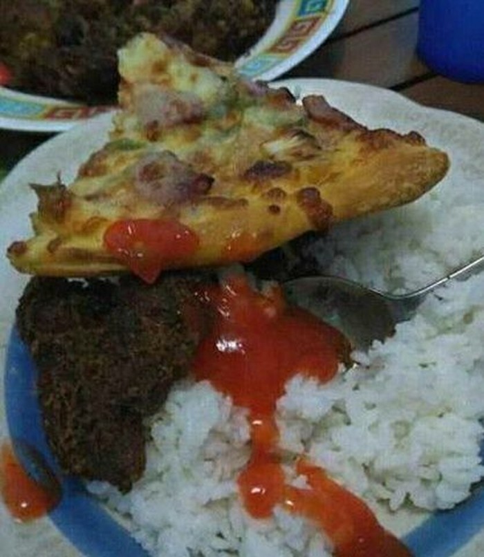 Kocak! 10 Makanan ala Barat yang Diadaptasi dengan Selera Lokal
