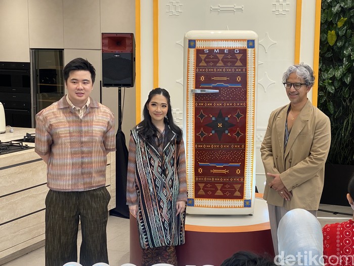 Uniknya Kulkas Retro Italia Bermotif Etnik Indonesia Karya Didiet Maulana