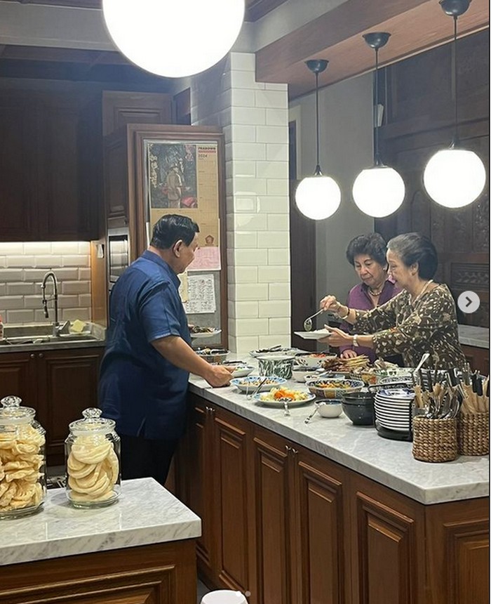 Prabowo Subianto Ultah ke-73 Ini Momen Saat Makan Bersama Jokowi dan ... Prabowo Subianto Ultah ke-73 Ini Momen Saat Makan Bersama Jokowi dan ...