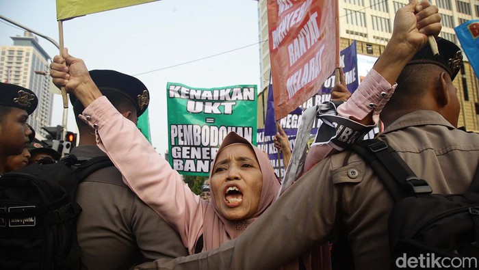 Mahasiswa dan Emak-emak Unjuk Rasa Jelang Pelantikan Prabowo-Gibran
