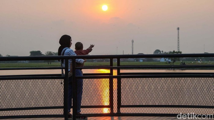 Menikmati Matahari Tenggelam di 'Pantai' Pasir Putih Babelan Bekasi