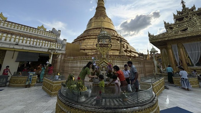 Umat Buddha Myanmar Peringati Masa Prapaskah di Pagoda Botataung