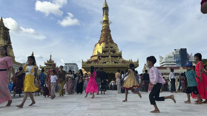 Umat Buddha Myanmar Peringati Masa Prapaskah di Pagoda Botataung