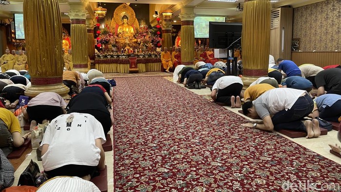 5 Ribu Umat Buddha Rayakan Kathina di Wihara Ekayana Arama