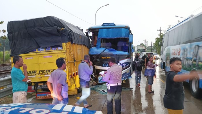 Bus Sugeng Rahayu Tabrak Avanza dan Truk di Arteri Jombang, Sopir Luka Bus Sugeng Rahayu Tabrak Avanza dan Truk di Arteri Jombang, Sopir Luka