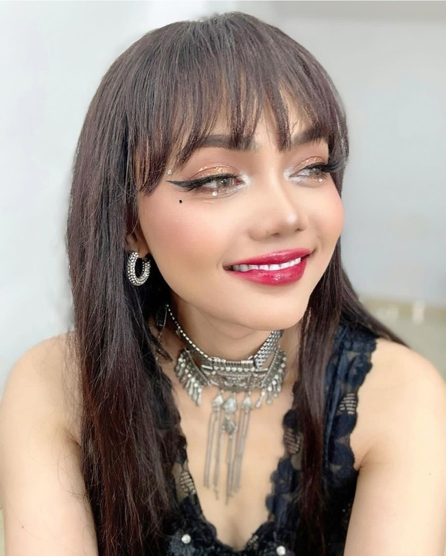 7 Foto Gaya Rina Nose Dandan Seksi Jadi Lisa Blackpink, Semirip Apa?