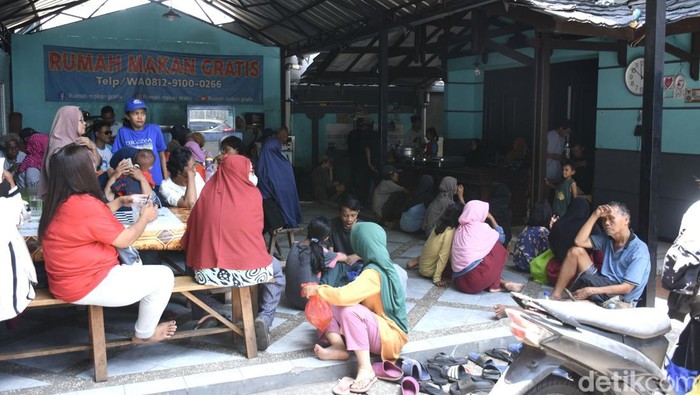 Inspiratif! Rumah Makan Gratis Ini Layani Ratusan Warga Setiap Harinya