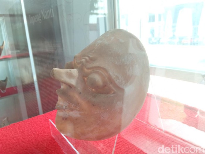 Melihat Topeng Khas Cirebon yang Terbuat dari Ragam Bahan