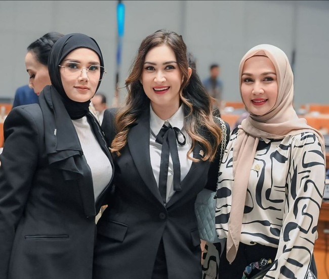 7 Gaya Stylish Nafa Urbach Ngantor di DPR Komisi IX, Awasi Program Kesehatan