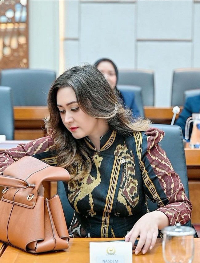 7 Gaya Stylish Nafa Urbach Ngantor di DPR Komisi IX, Awasi Program Kesehatan