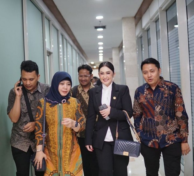 7 Gaya Stylish Nafa Urbach Ngantor di DPR Komisi IX, Awasi Program Kesehatan