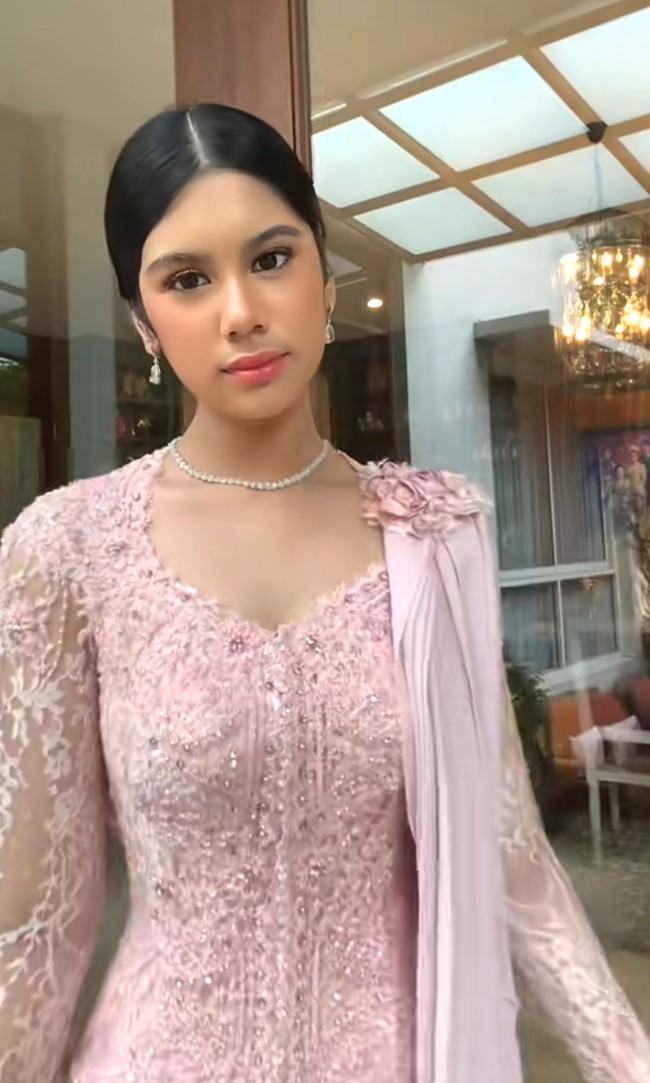 7 Foto Aira, Putri AHY Cantik dan Tingginya Curi Atensi di Pelantikan Menteri