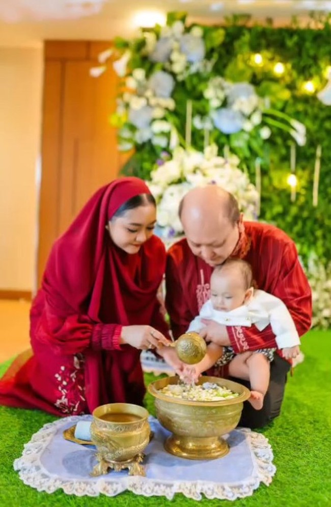 7 Foto Tedak Sinten Baby Arto Anak Ari Sigit, Ramai Dihadiri Keluarga ...