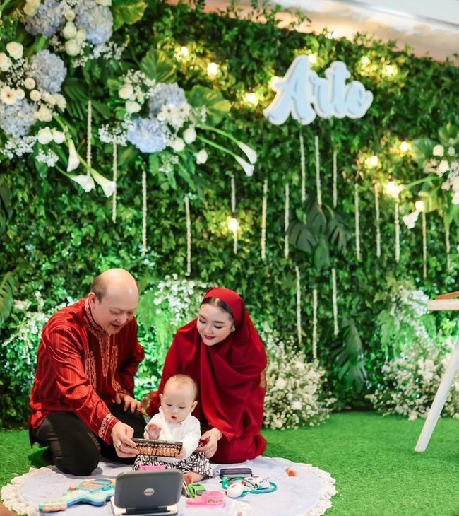 7 Foto Tedak Sinten Baby Arto Anak Ari Sigit, Ramai Dihadiri Keluarga ...