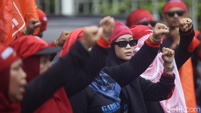 Ribuan Buruh Demo di Patung Kuda, Tuntut Kenaikan Upah 10% Ribuan Buruh Demo di Patung Kuda, Tuntut Kenaikan Upah 10%