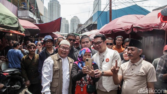 Momen RK Blusukan dan Naik Bajaj di Pasar Kebayoran Lama